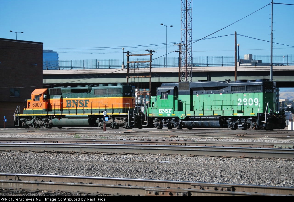 BNSF 6909 & BNSF 2809 At BNSF Locomotive Shop